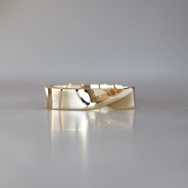 MOBIUS TWIST / WEDDING BAND - Meg Maskell Fine Jewellery